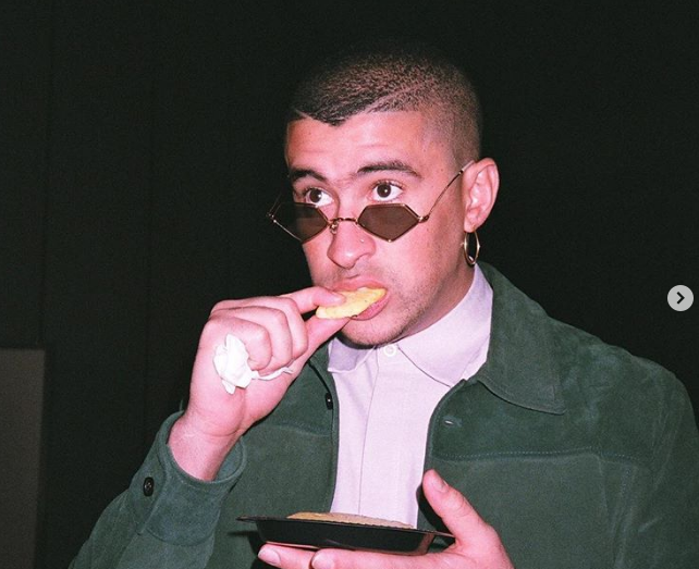 Bad Bunny enciende las redes al publicar una foto donde aparece desnudo en la cama : Viva ...
