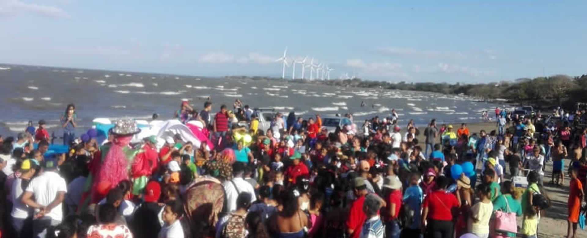 Veraneantes disfrutan de las refrescantes aguas de Playa La Virgen en ...
