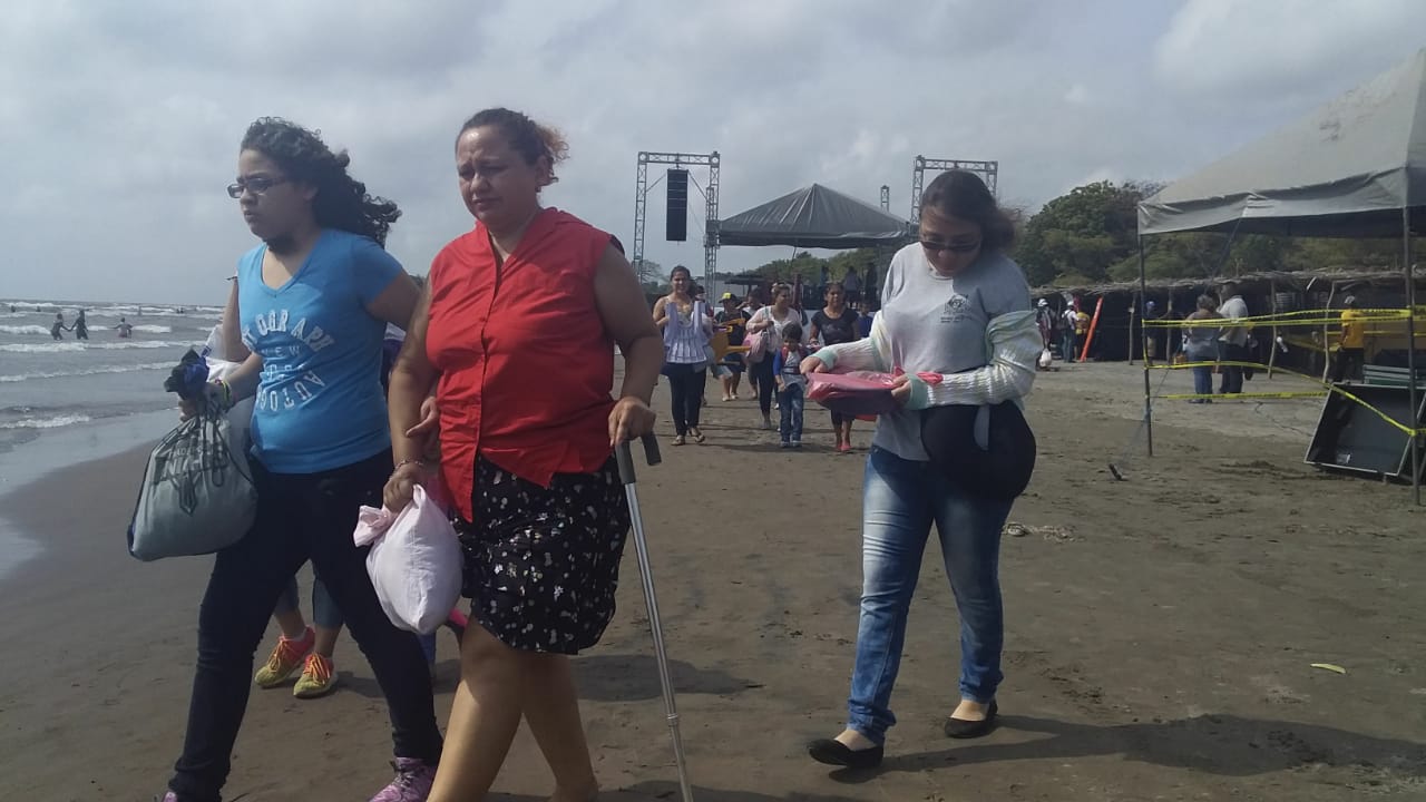 Bautismo masivo del Ministerio Restauración en bahía El Menco, Rivas ...