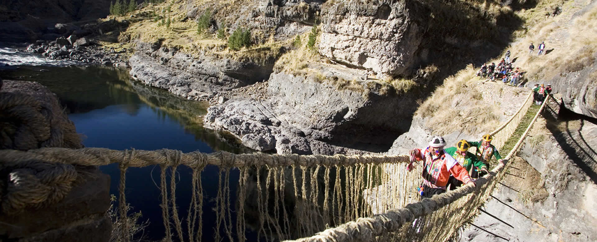 El último puente colgante inca cae sobre el río Apurímac