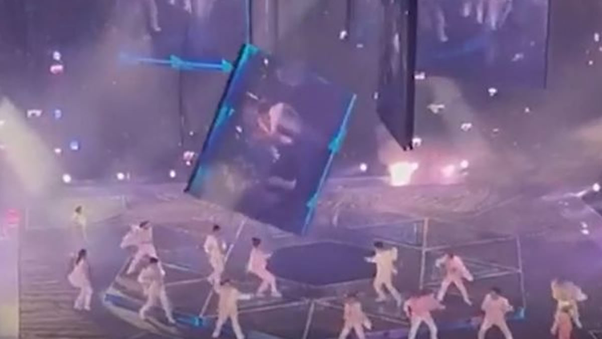 Pantalla gigante cae sobre bailarín de la banda Mirror en Hong Kong