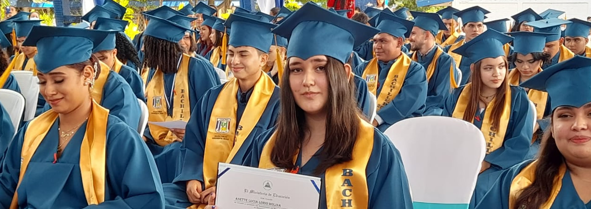 Promoción de bachilleres en el Instituto Experimental México