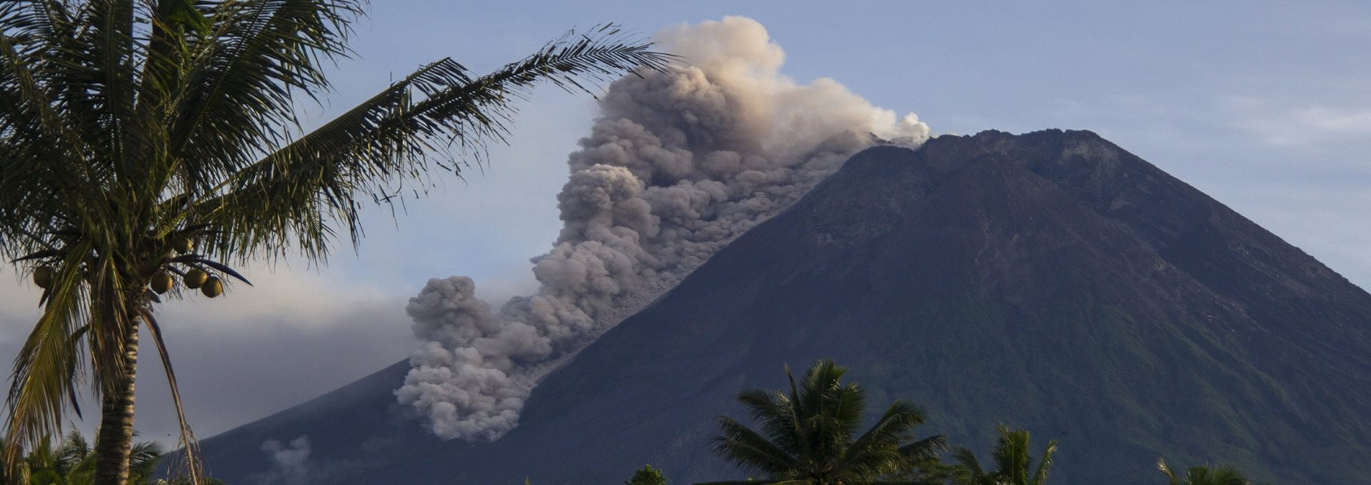Volcán monte Merapi arroja nubes calientes en Indonesia : Viva ...