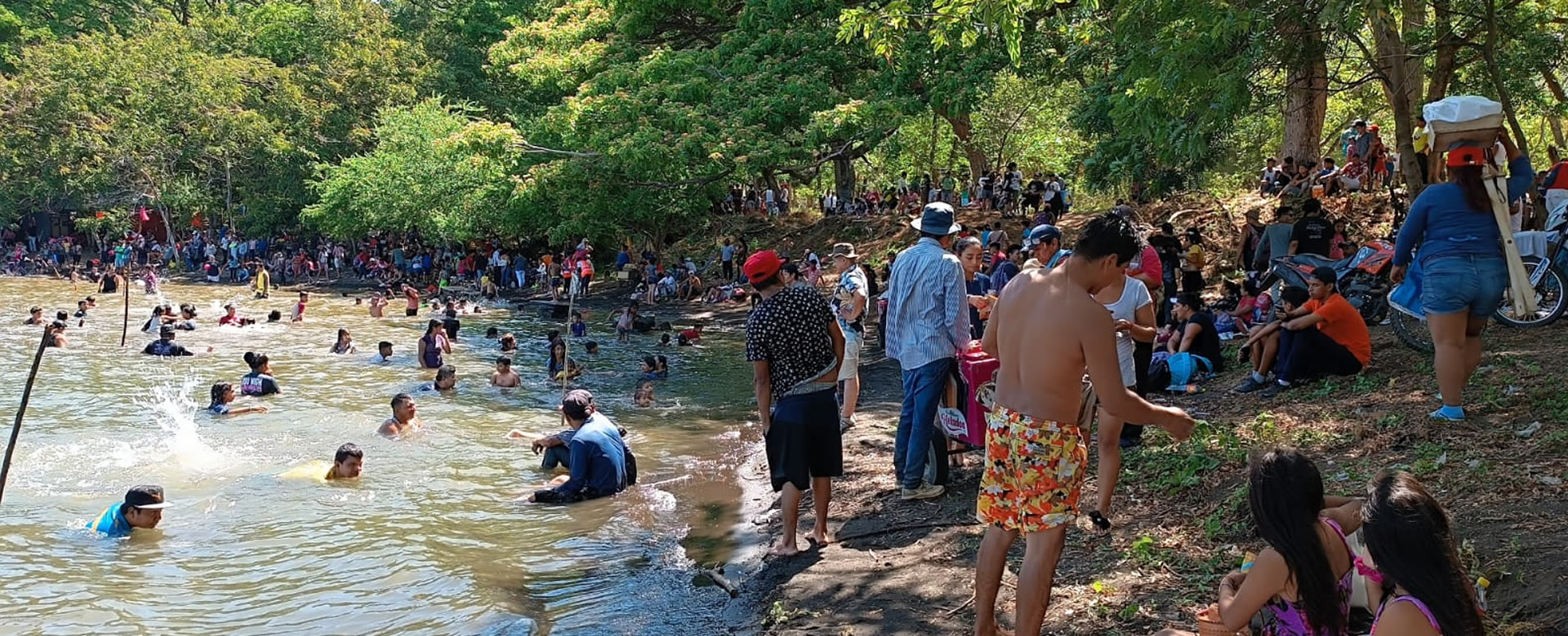 Familias disfrutan del verano en las cálidas aguas de Venecia en Masatepe
