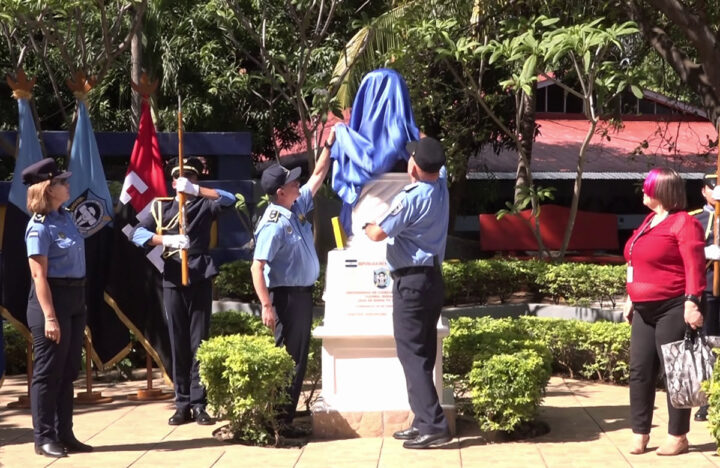 Develan busto en honor al poeta guerrillero, Leonel Rugama