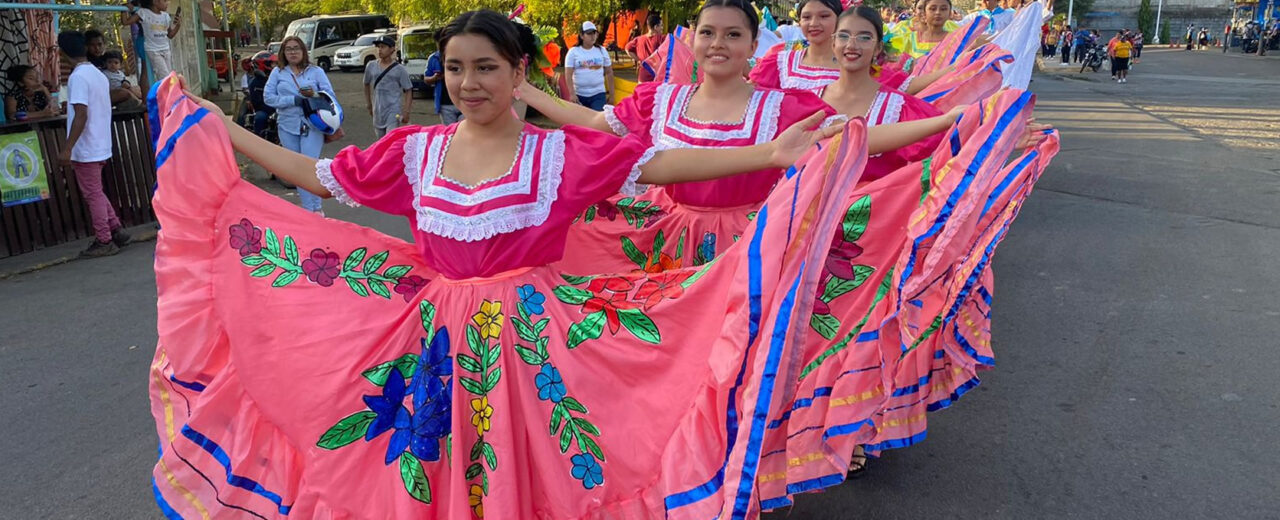Derroche de identidad en festival "Trajes Originales de Nuestro ...