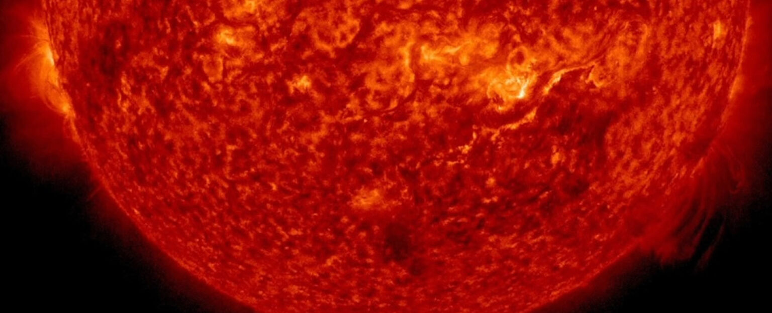 VIDEO: El Sol expulsa un gran "cañón de fuego"