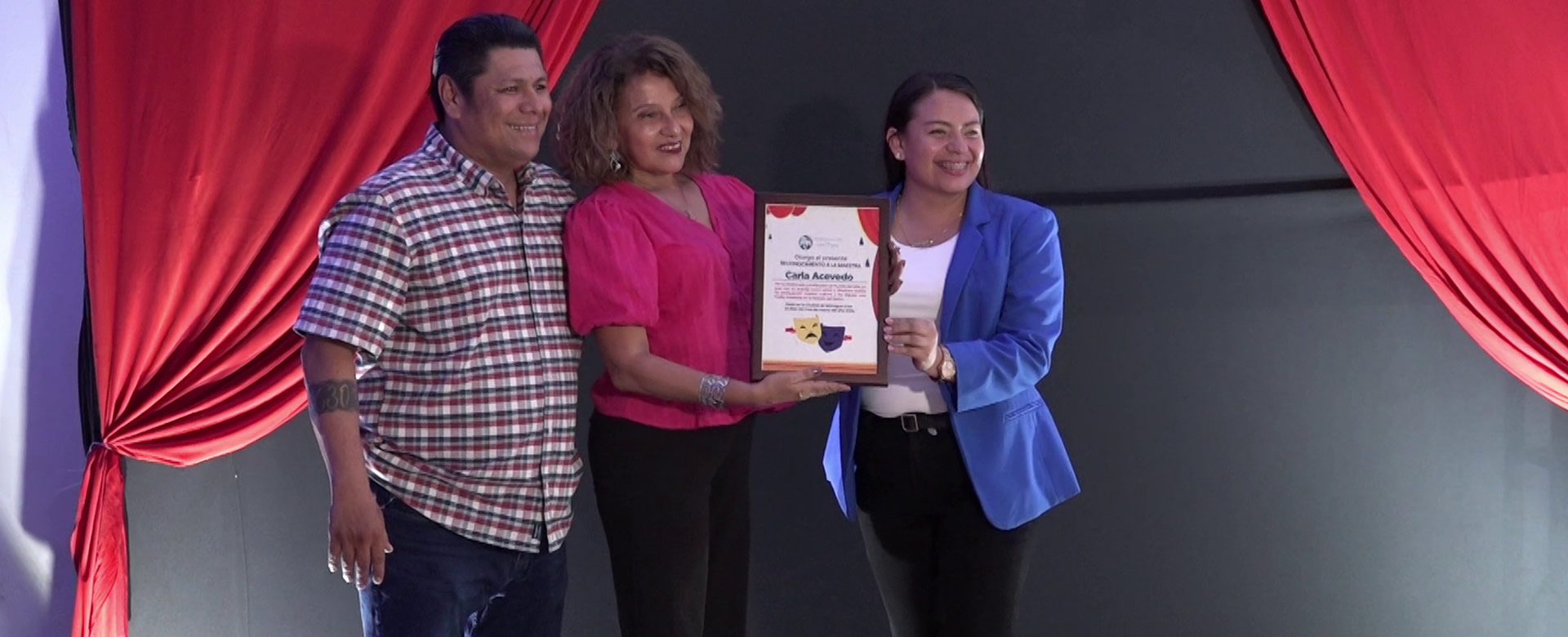 Movimiento cultural Leonel Rugama entrega reconocimientos a teatristas