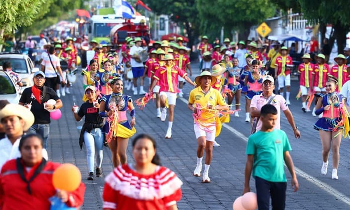 Realizan desfile de comparsas y camiones de Bomberos por la Paz en el ...