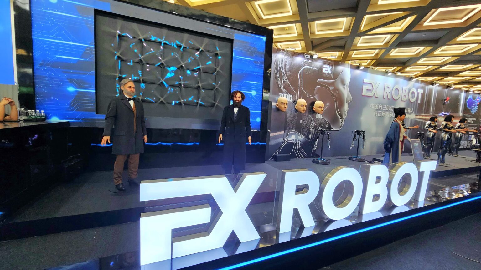 27 robots humanoides se exhiben en la Conferencia Mundial de Robots 2024