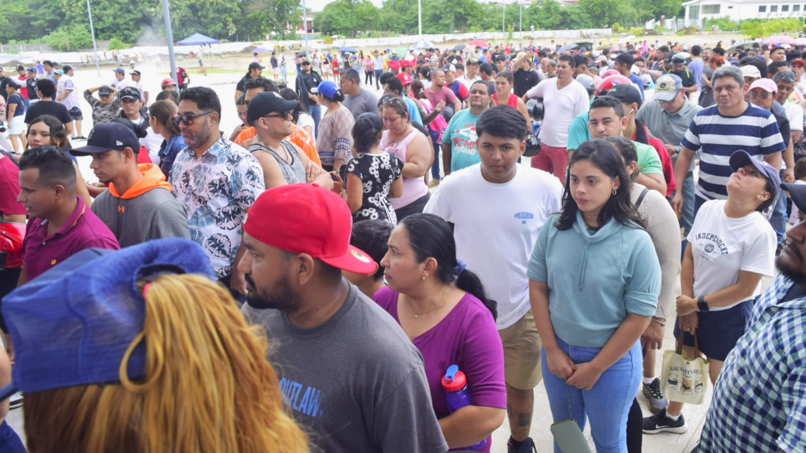 La fanaticada se reúne en León para la serie inaugural de béisbol