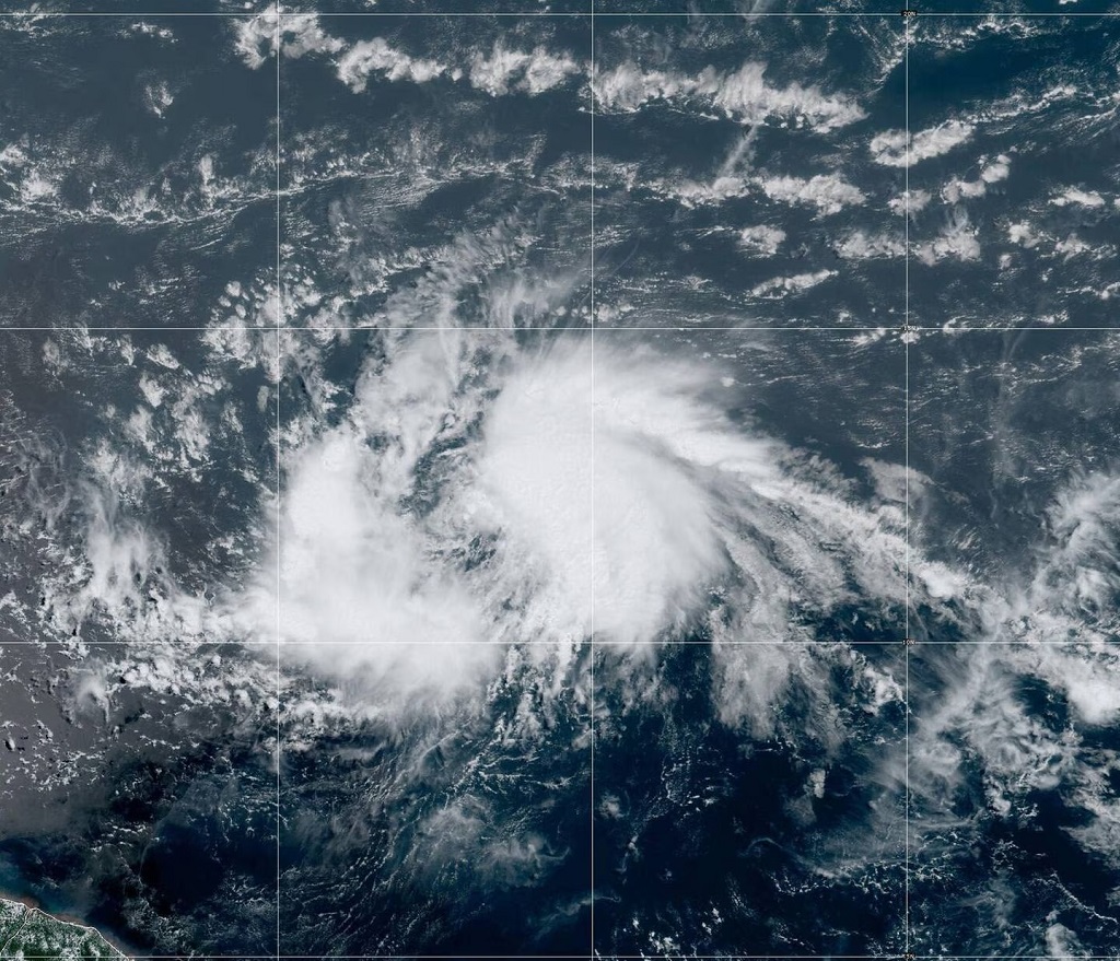 Helene se convierte en huracán categoría 1 y avanza hacia Florida