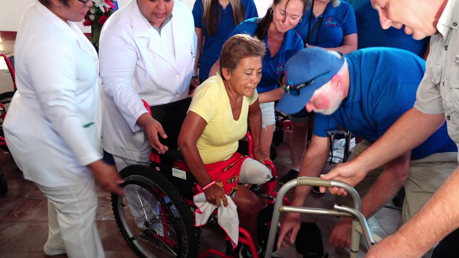 Programa «Todos Con Voz» entrega sillas de ruedas a discapacitados