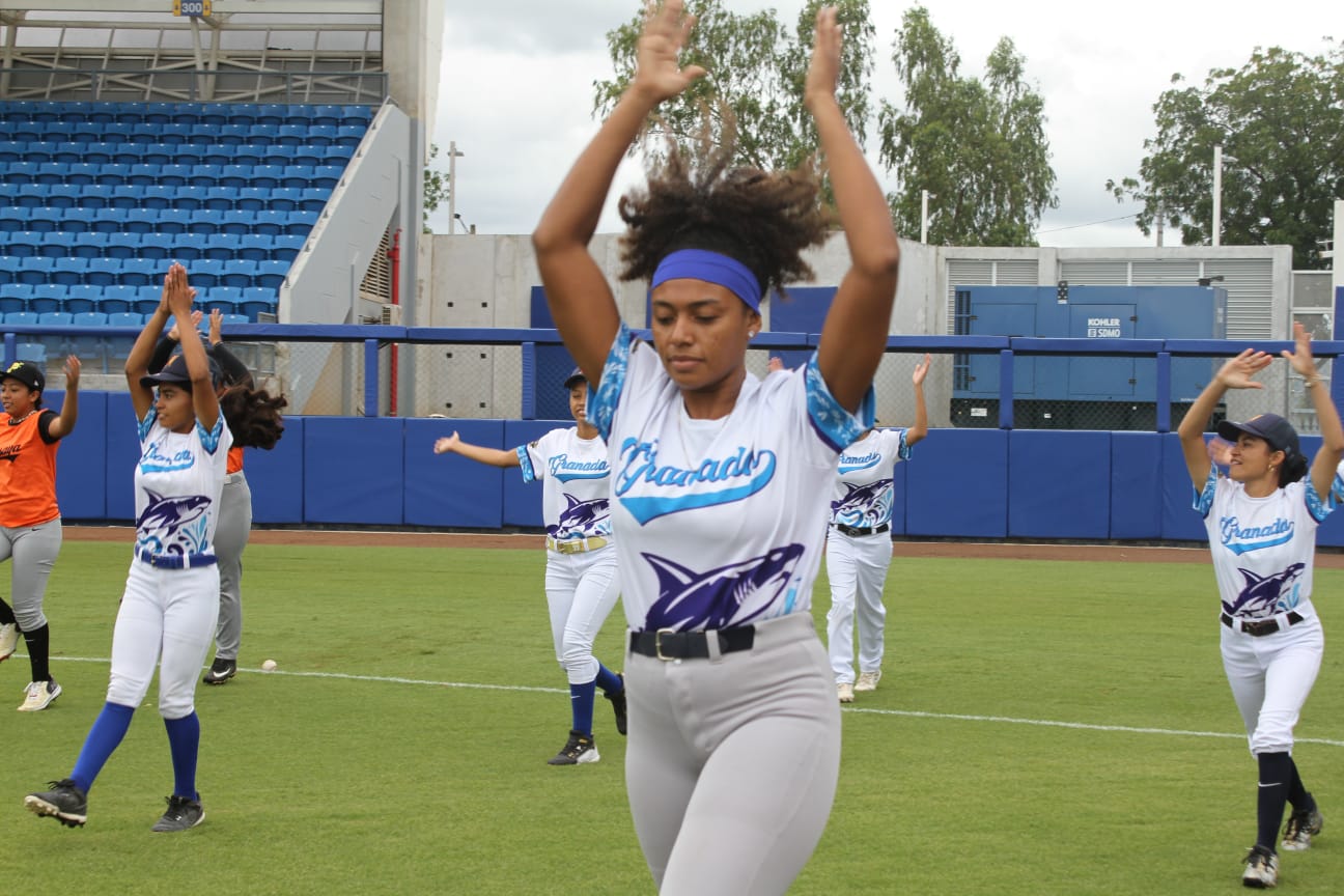 Delegación japonesa “Yuriumi Giants” realiza clínica de béisbol femenino