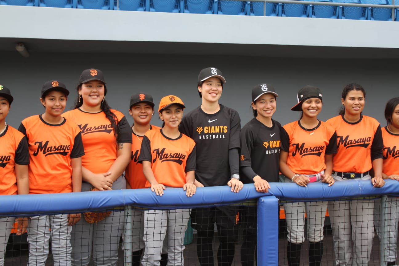 Delegación japonesa “Yuriumi Giants” realiza clínica de béisbol femenino