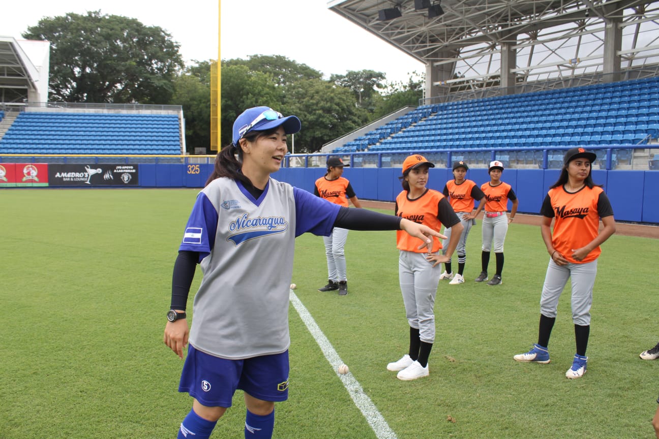 Delegación japonesa “Yuriumi Giants” realiza clínica de béisbol femenino
